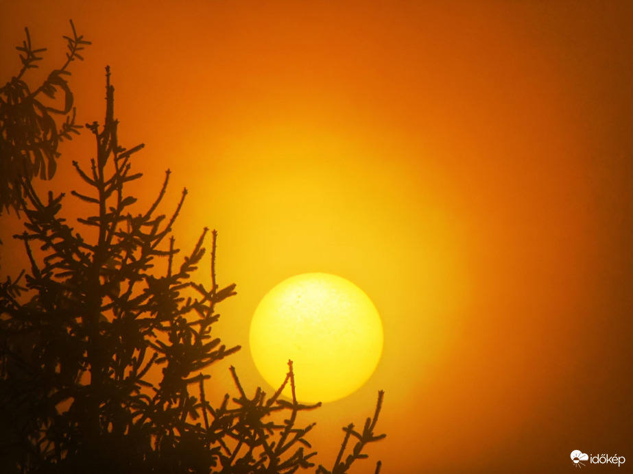 Lenyugvó napkorong a párás, ködös időben - Időkép Képtár