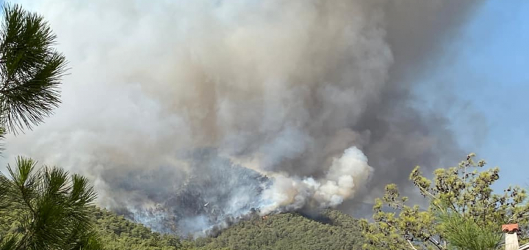 Lángol a török riviéra a 40 fokos hőségben